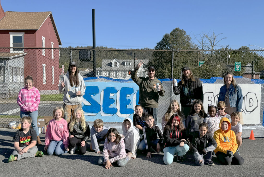 ‘Awesome Opportunity:’ Robb students take part in mural project with ...